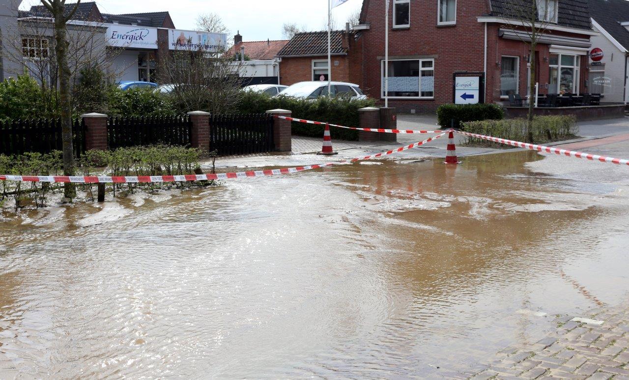 Hoofdwaterleiding gesprongen in Haaren + Video - Nieuws en berichten ...