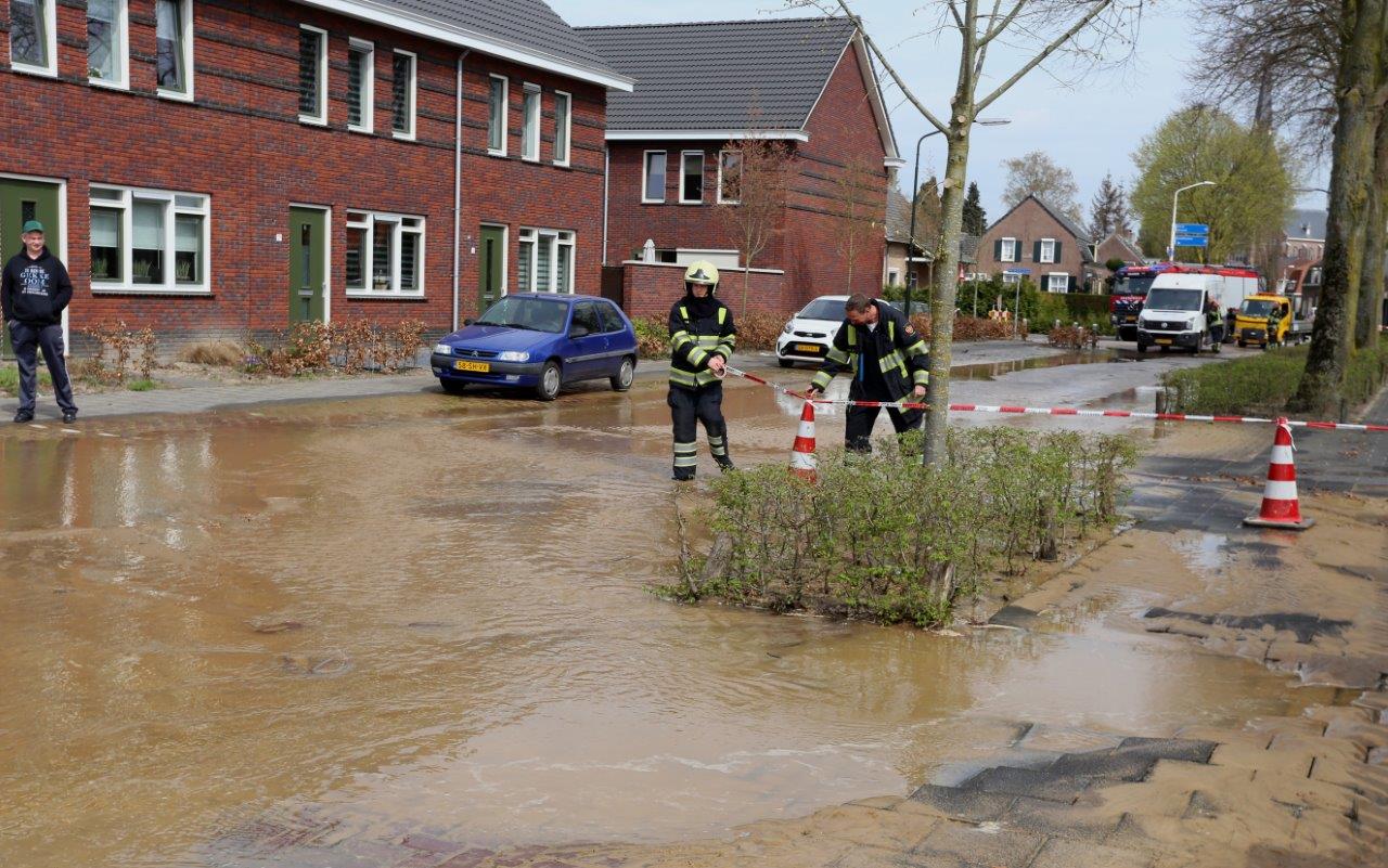 Hoofdwaterleiding gesprongen in Haaren + Video - Nieuws en berichten ...