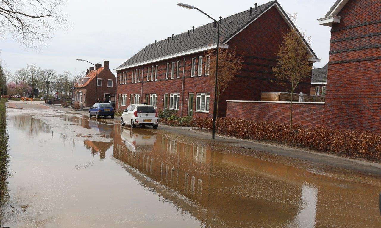 Hoofdwaterleiding gesprongen in Haaren + Video - Nieuws en berichten ...